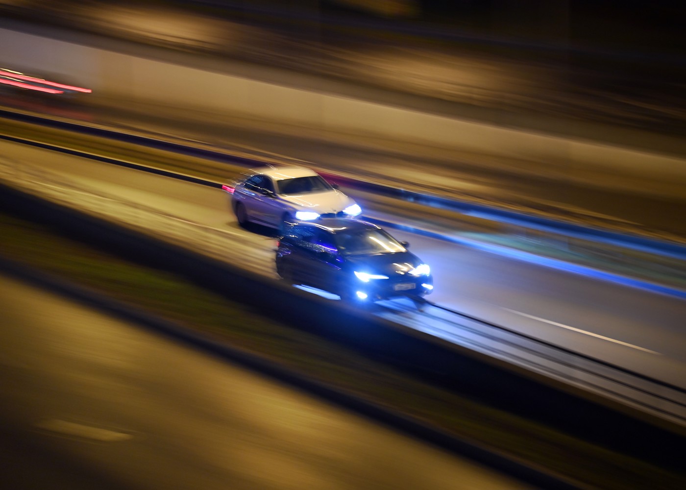 Polizei jagte hinterher, beschlagnahmte zwei Sportwagen: Junge Männer ...
