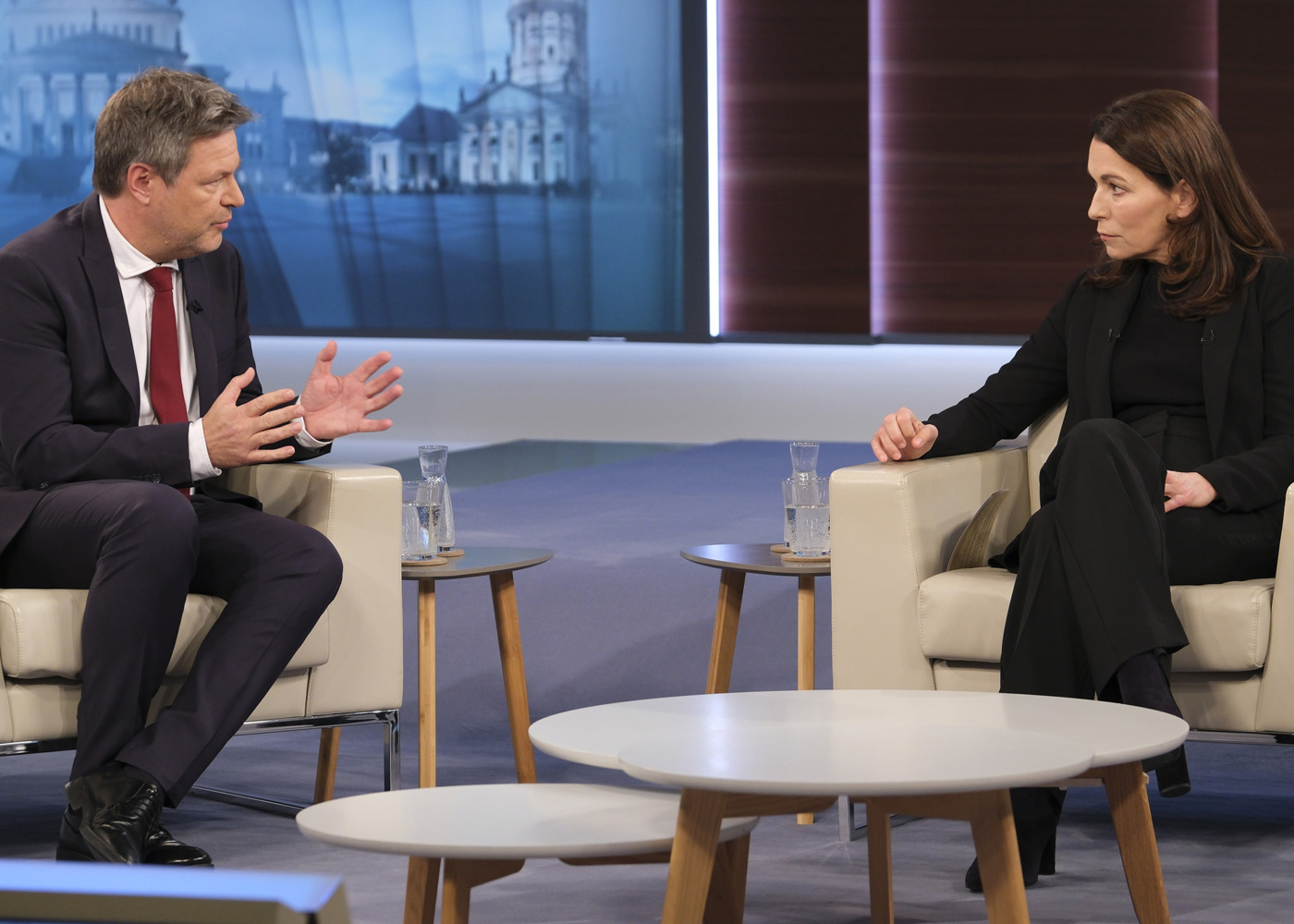 Letzter Talk in der ARD: Zum Abschied bekam Anne Will ein dickes Lob ...