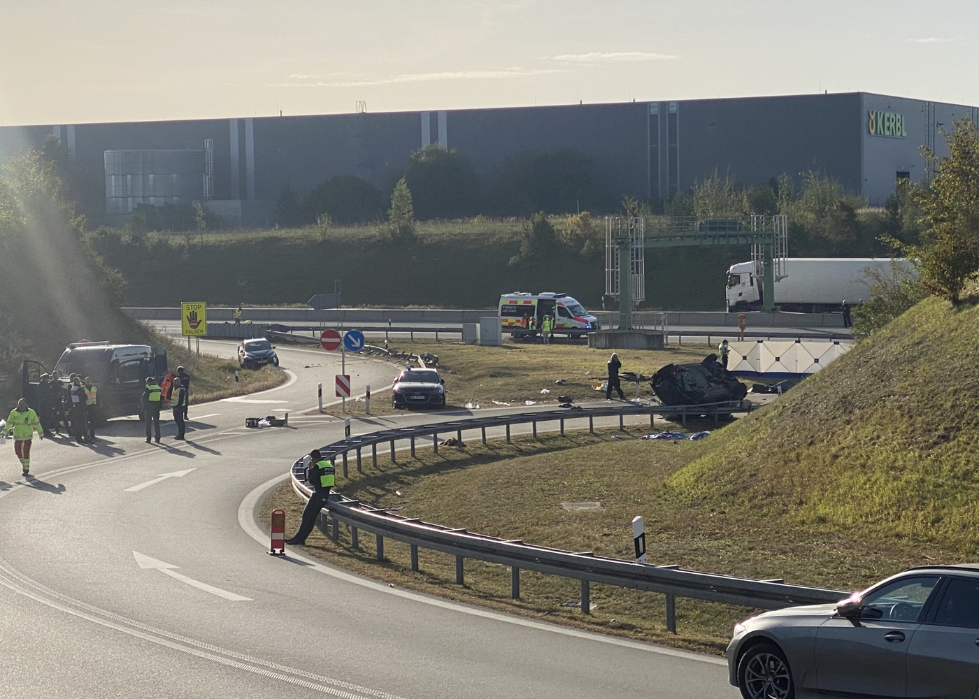 Auf der Autobahn: {{*Sieben Tote bei Unfall durch Schleuser-Fahrzeug ... Auf der Autobahn: {{*Sieben Tote bei Unfall durch Schleuser-Fahrzeug ...